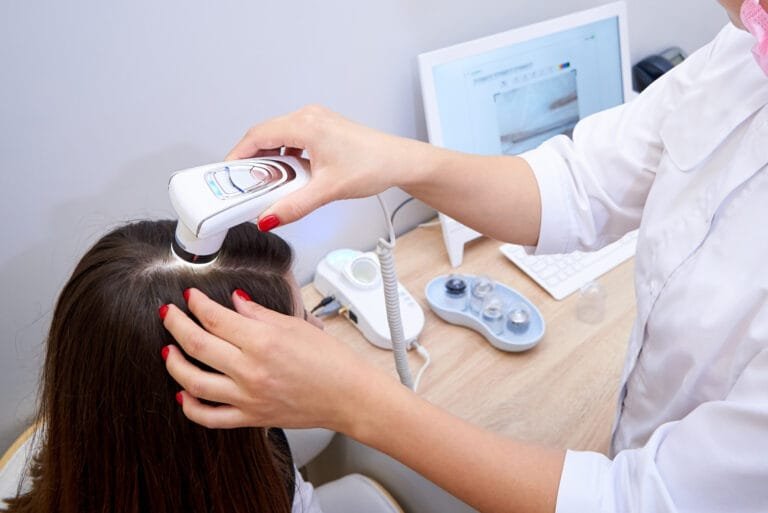 Laser Capilar: como funciona, benefícios e sessões - Derma Line