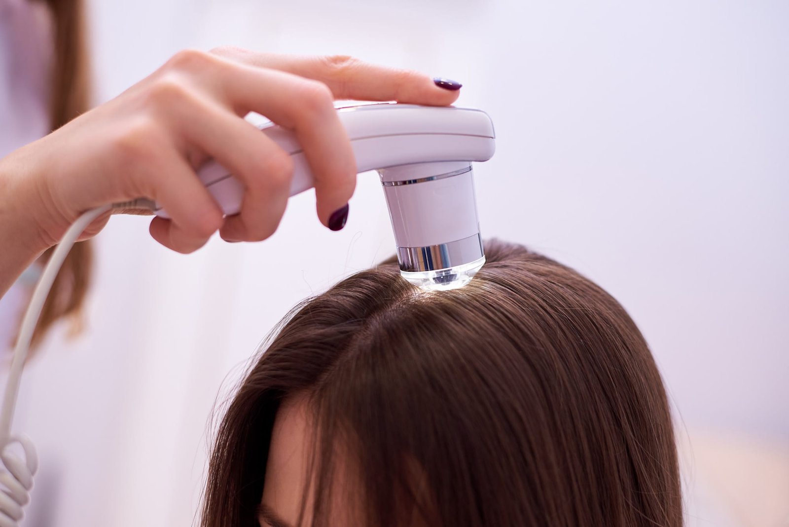 Laser Capilar: como funciona, benefícios e sessões - Derma Line